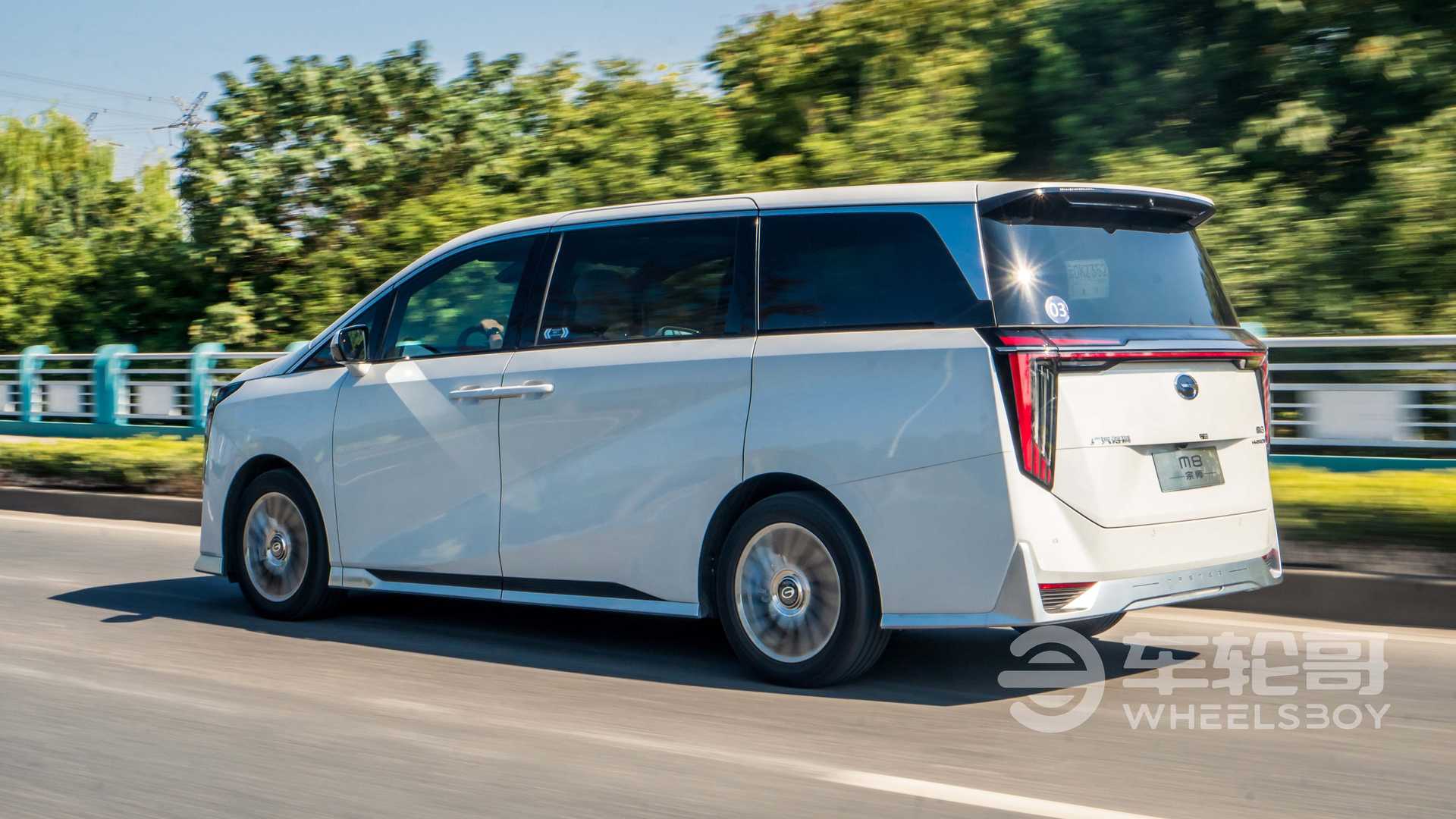 Trumpchi M8 é minivan de luxo com visual exótico e motor híbrido da Toyota