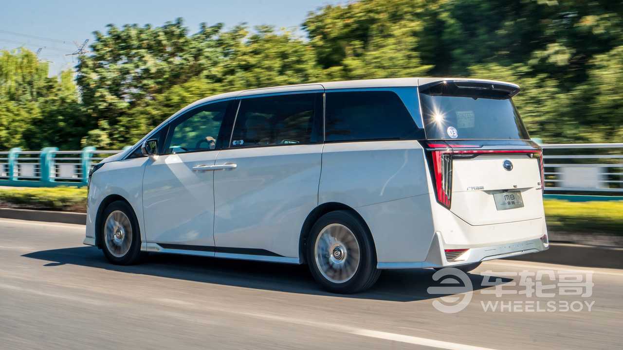 Trumpchi M8 é minivan de luxo com visual exótico e motor híbrido da Toyota