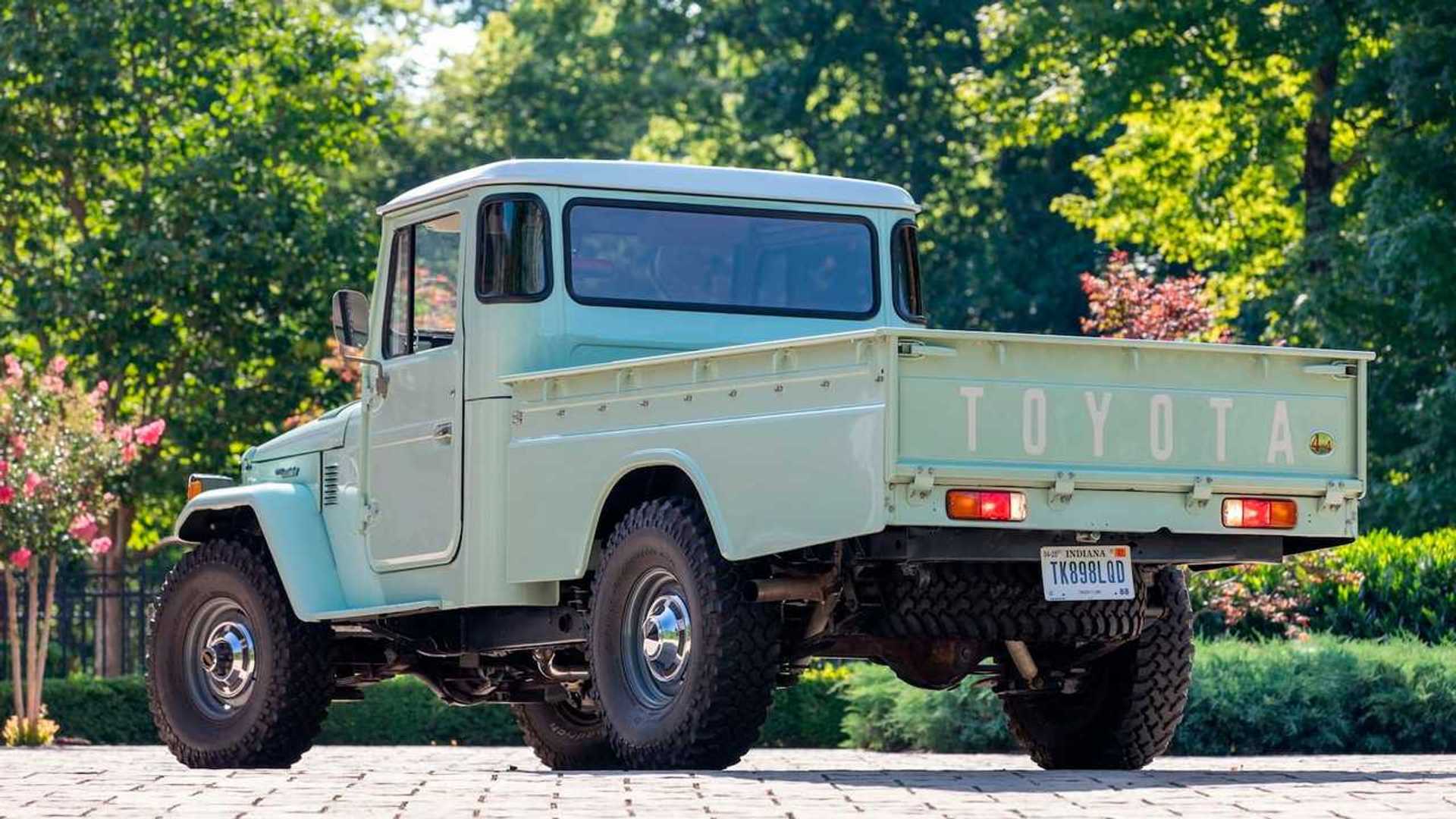 Este Toyota Land Cruiser FJ-45, con motor V8, está en venta