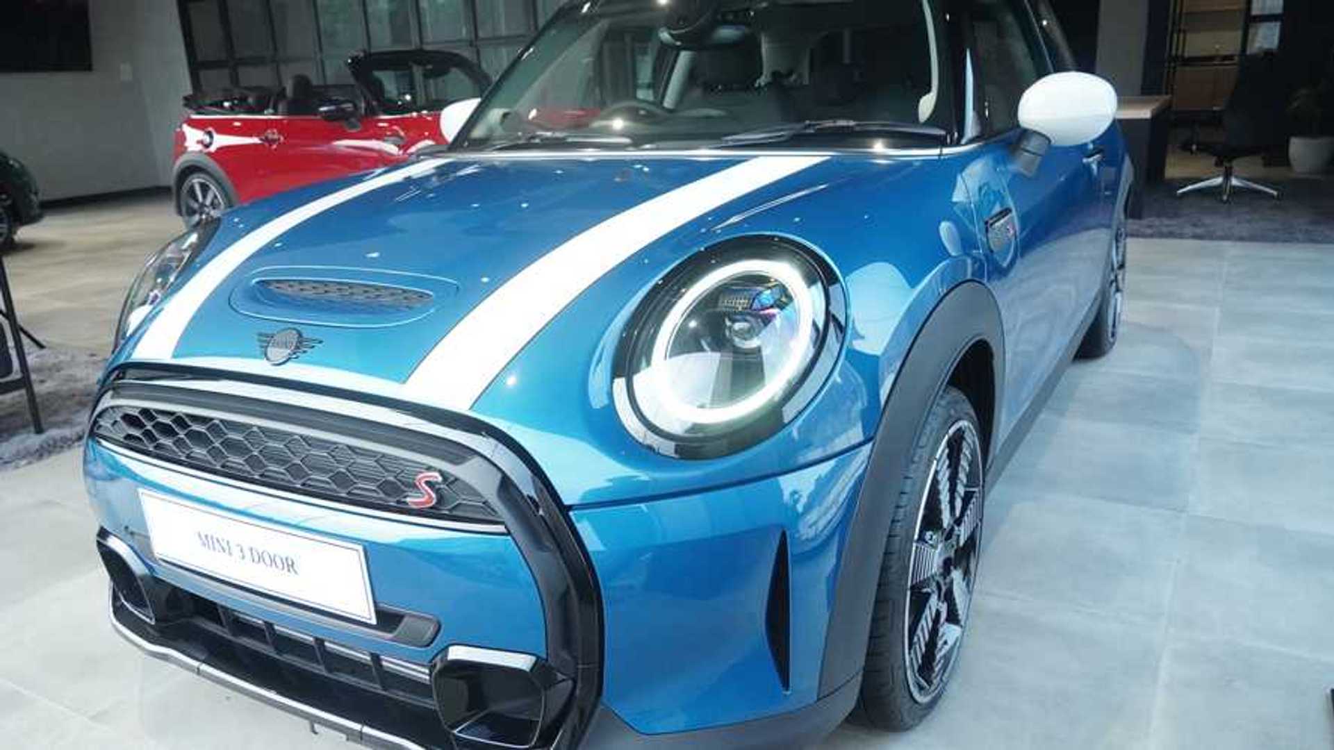 Showroom Plaza Mini Senopati, Bisa Pilih Mini Sambil Ngopi Enak