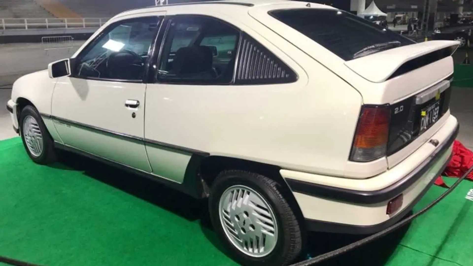 Collection: Chevrolet Kadett GS completa 30 anos e recebe placa preta