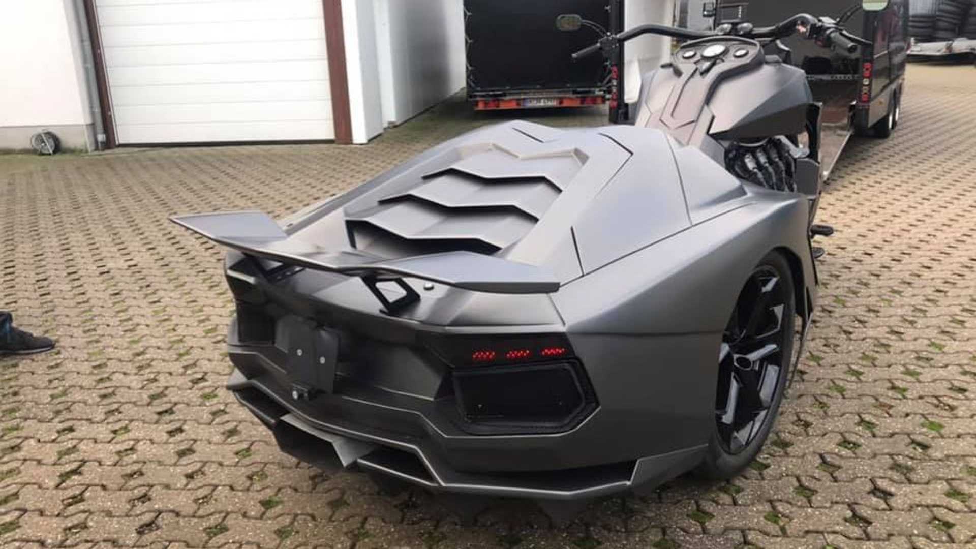 Cette moto a l'arrière d'une Lamborghini et un V8 de 445 ch