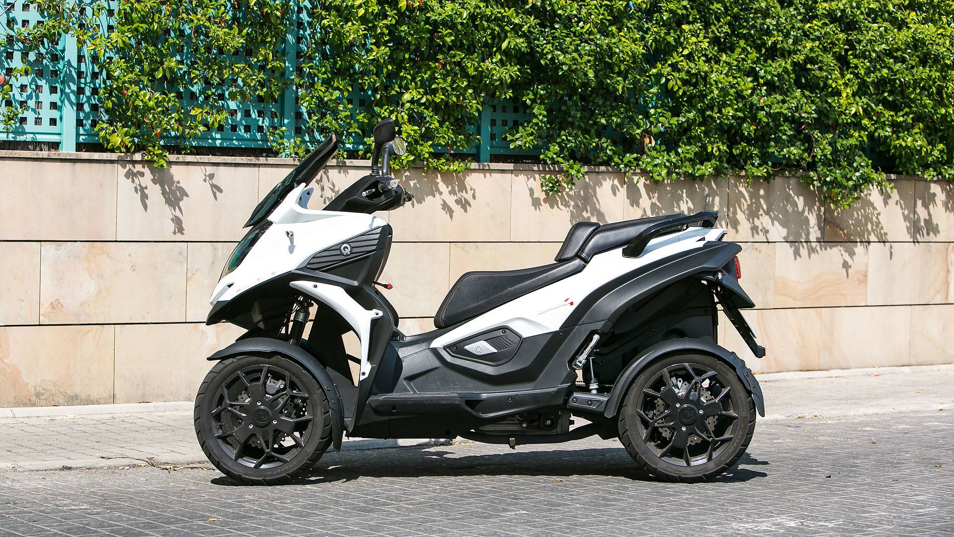 Probamos el Quadro4, un scooter de cuatro ruedas único
