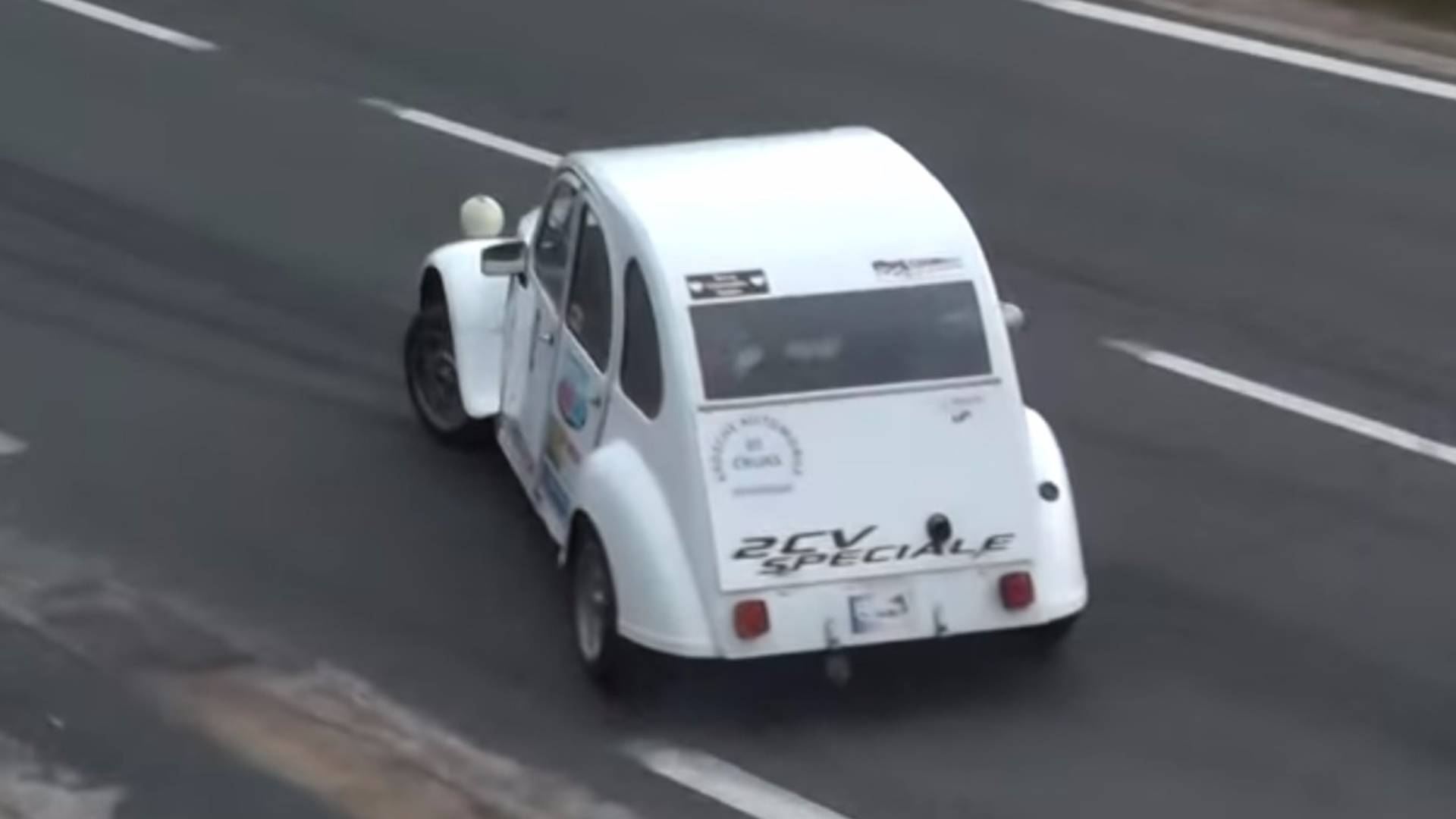 La Citroën 2 CV, reine du drift
