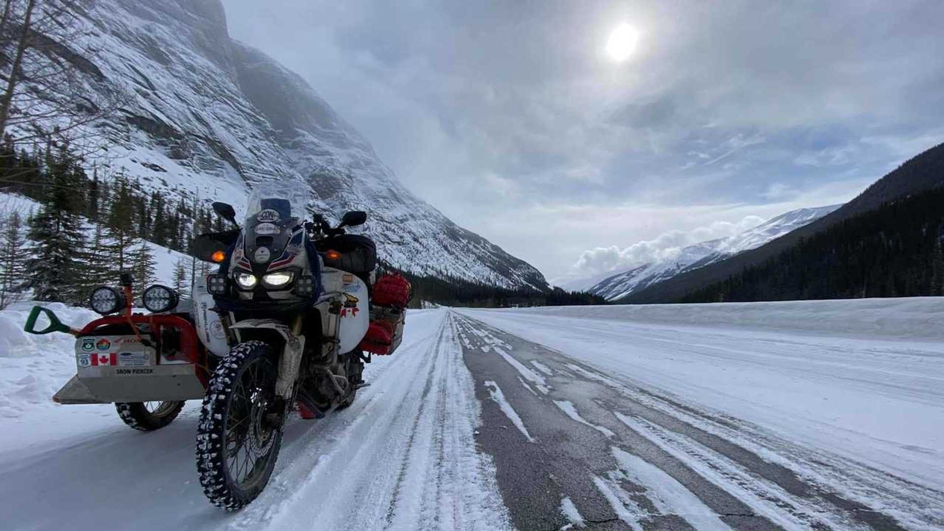 Un aventurero canadiense llega a Argentina (y regresará) con su moto