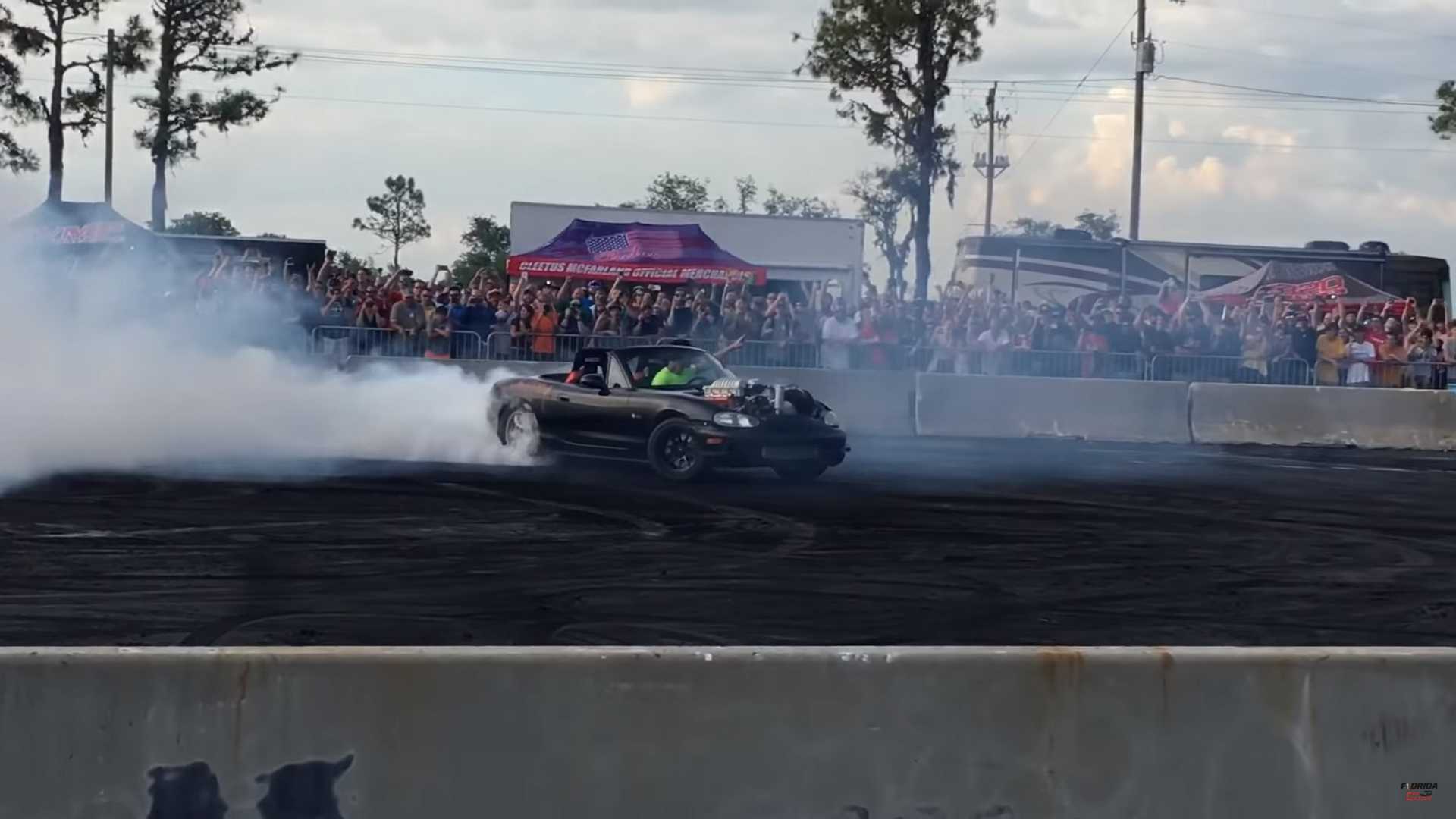 Hellcat Miata Burnout | Motor1.com Bilder