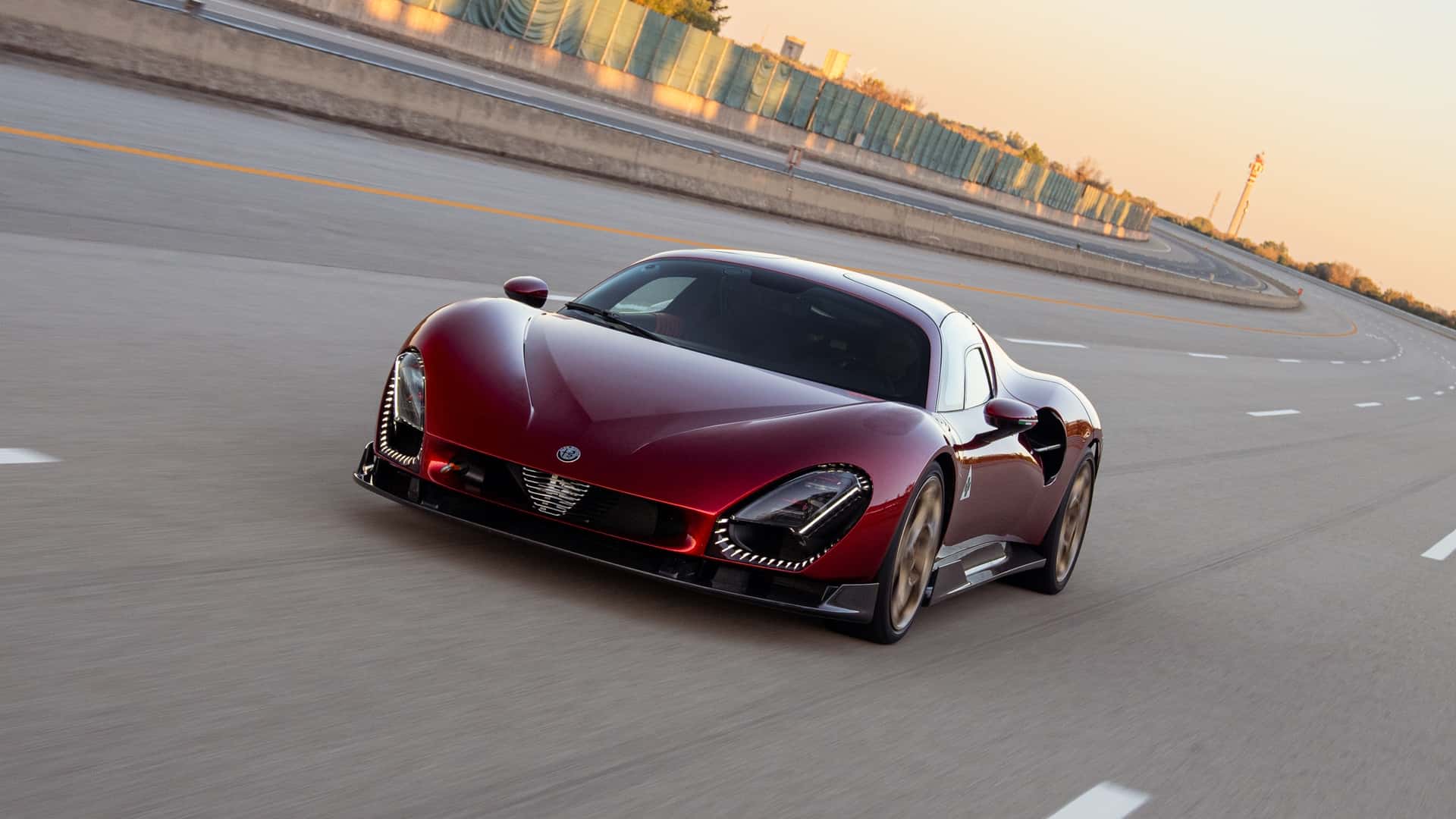 El Alfa Romeo 33 Stradale alcanza los 333 km/h en Nardò