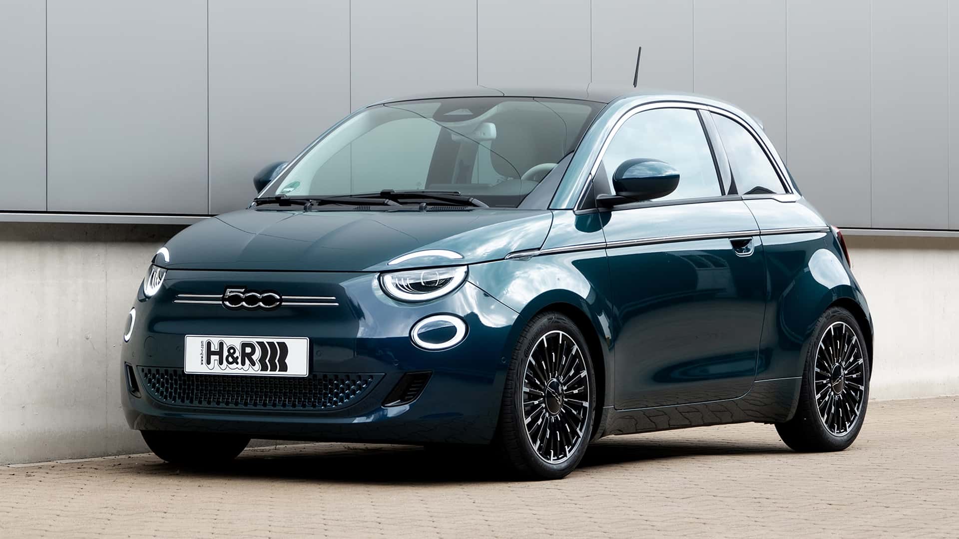 Che bella: Fiat 500e mit H&R-Tieferlegungsfedern