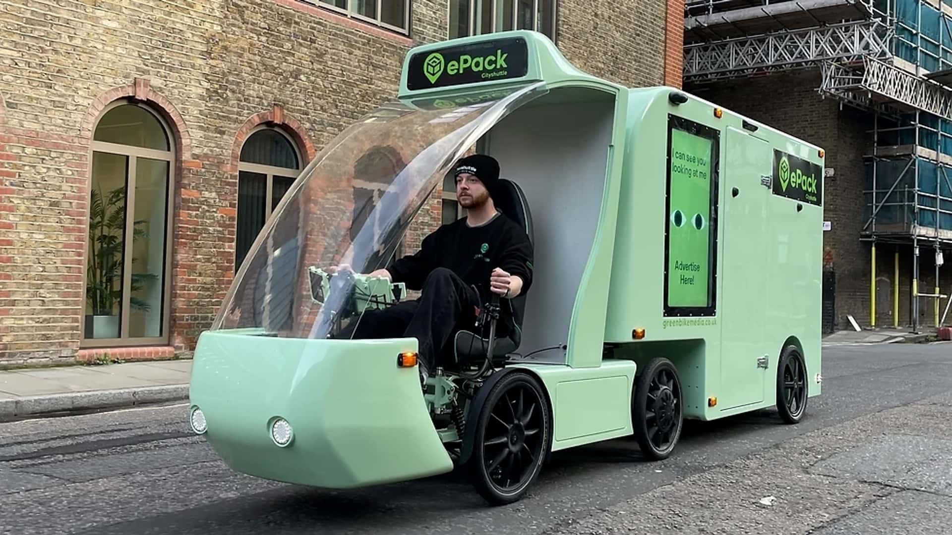 La strana cargo ebike con sei ruote e semirimorchio