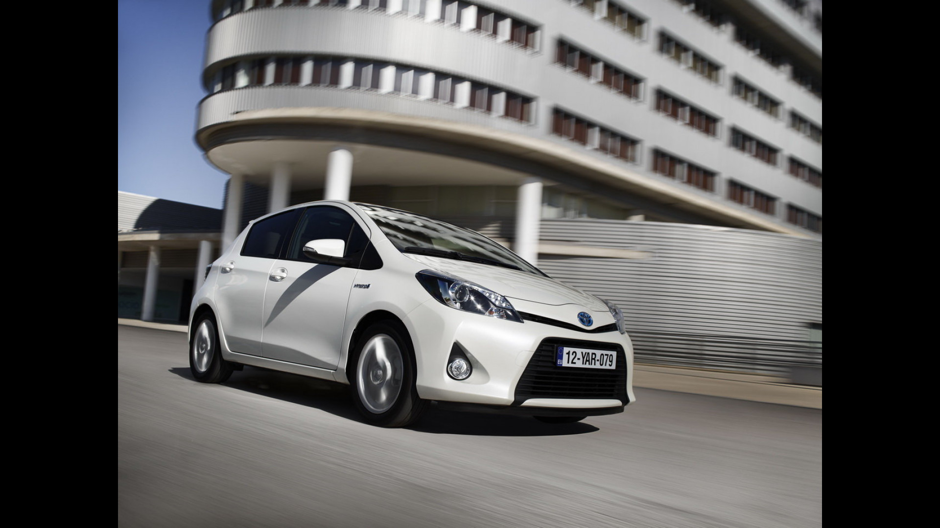 Toyota Yaris Hybrid: torna il genio, questa volta verde