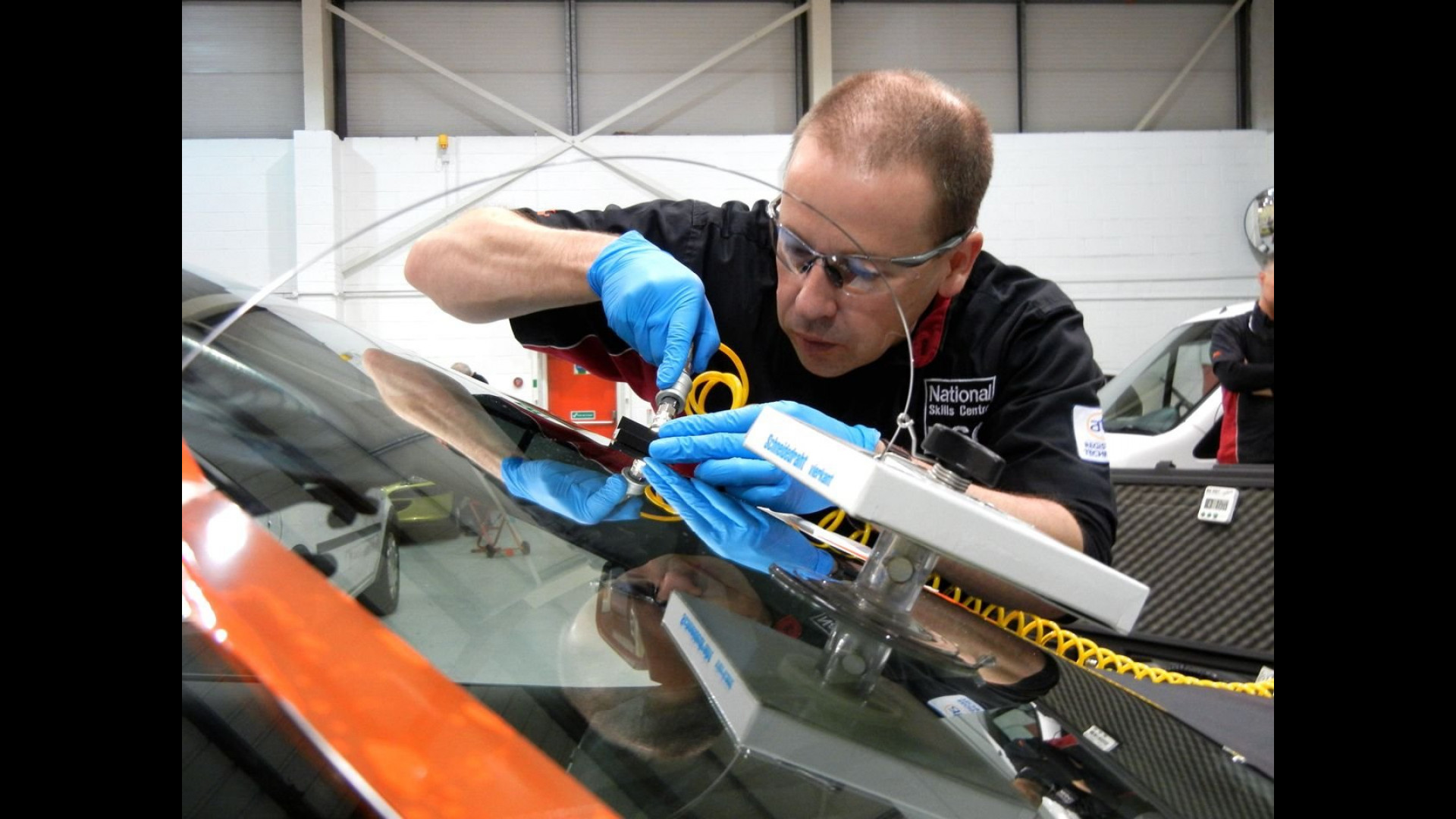 Parabrezza scheggiato, perché conviene ripararlo