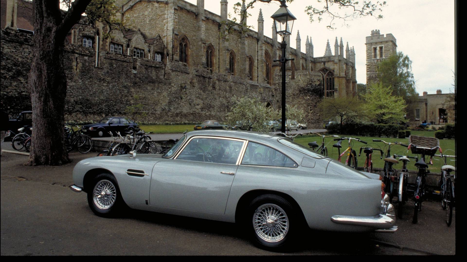 28 példányban legyártja a DB5 modern kori mását az Aston Martin