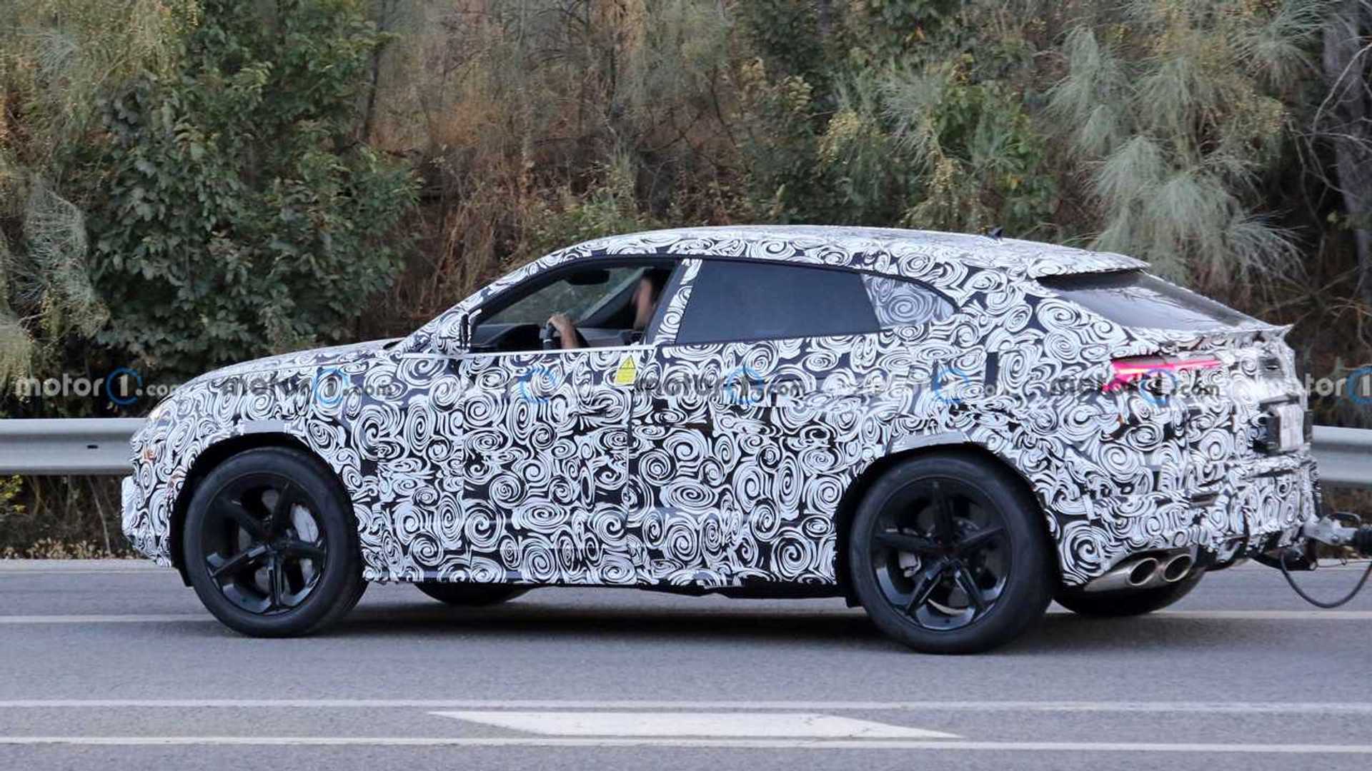 La Lamborghini Urus ibrida continua i test. Ecco nuove foto spia
