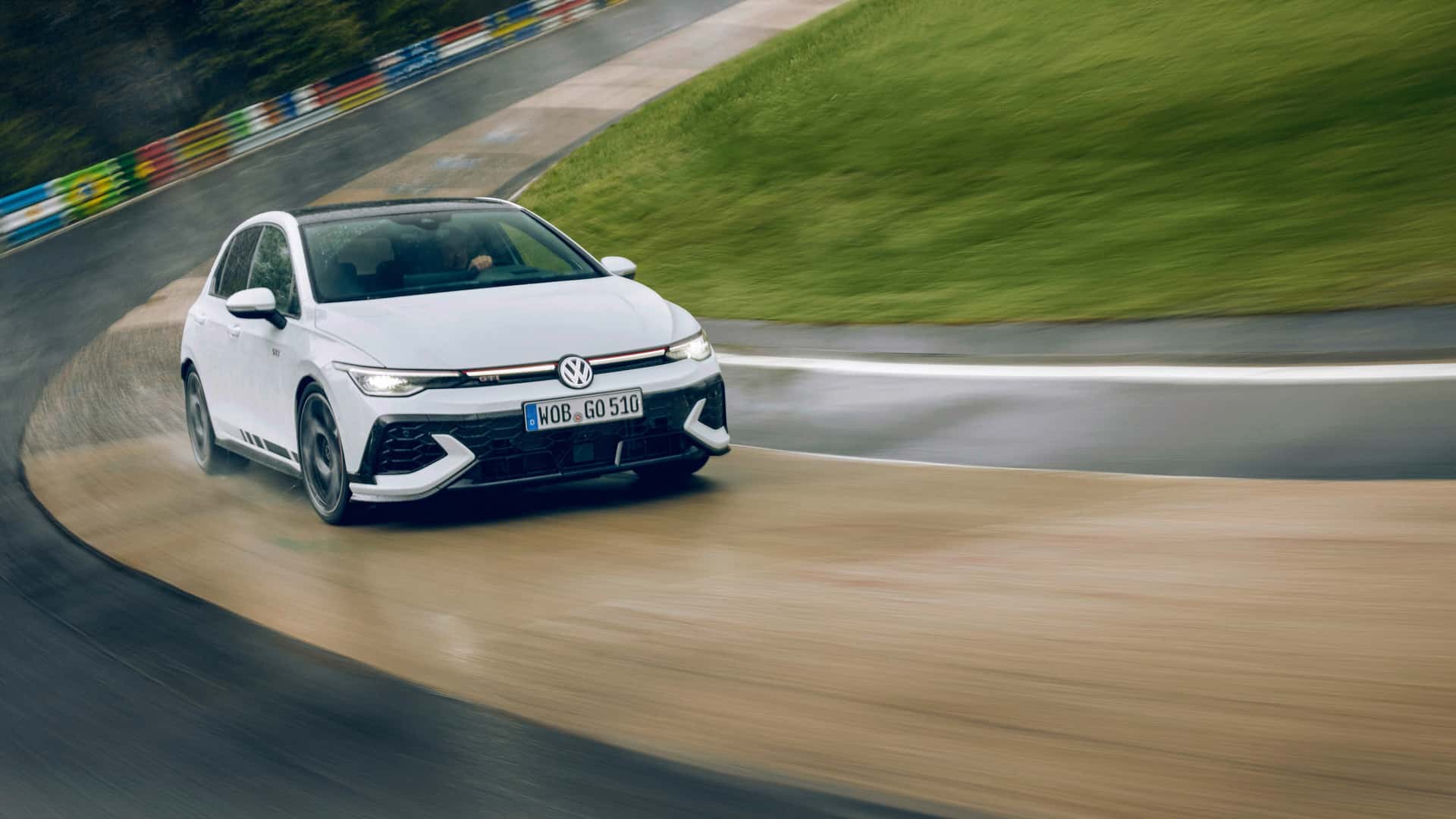 فولكس فاغن غولف جي تي أي كلوب سبورت بقوة 296 حصانًا