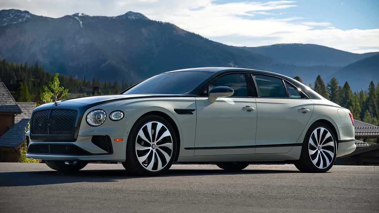 Sieh einer an! Bentley Flying Spur in Cumbrian Green over Opalite