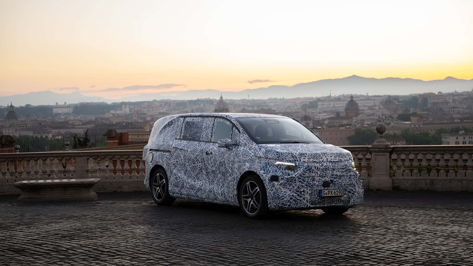 Da Stoccarda a Roma in due ricariche. Il debutto di Mercedes VLE