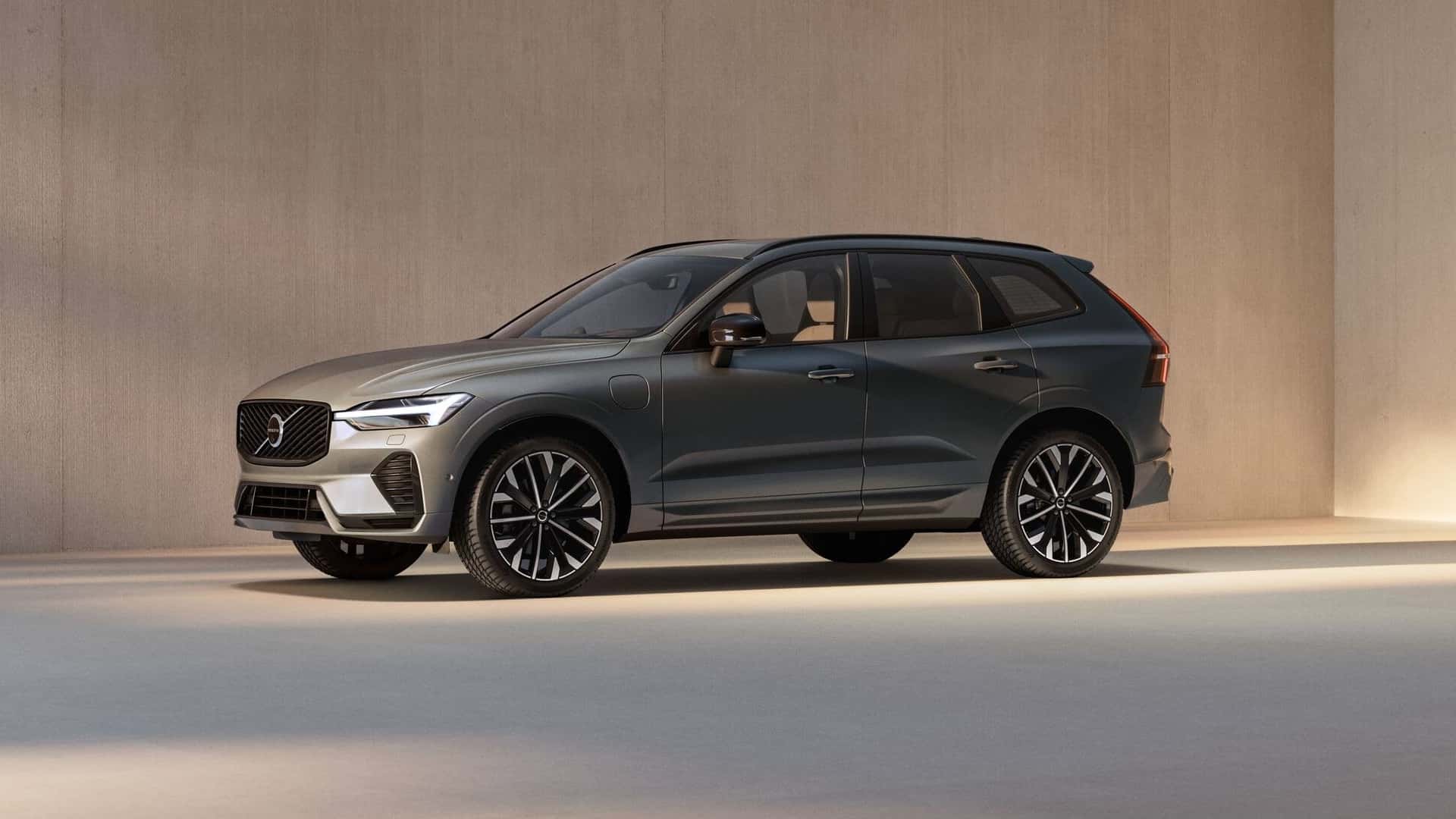 Volvo XC60 2025, il SUV medio svedese si aggiorna