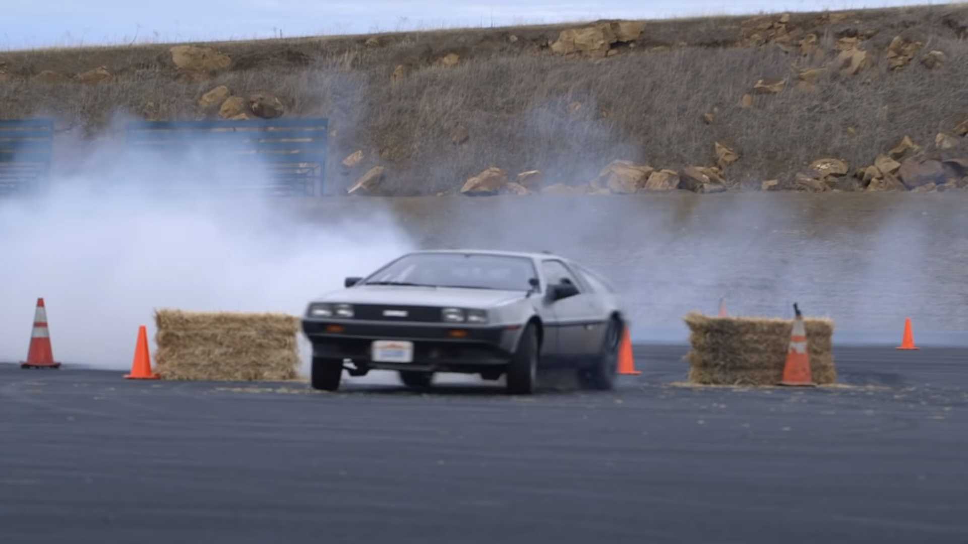 Sürücüsüz DeLorean'ın drift şovunu yakından izleyin