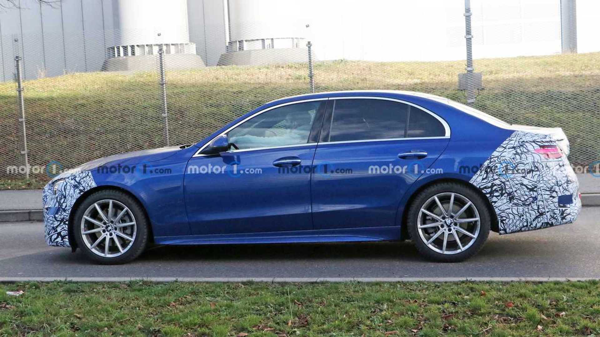 El Mercedes-Benz Clase C 2021 se deja ver, muy cercano a producción