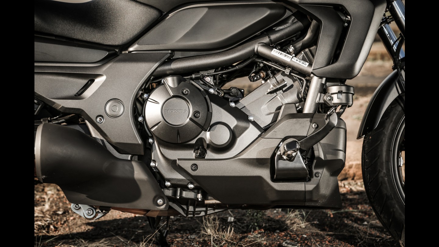 Avaliação: Honda CTX 700N propõe novo conceito de custom