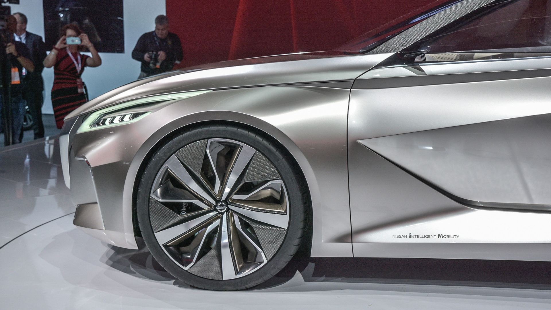 Nissan Vmotion 2.0 aponta para o futuro dos sedãs da marca