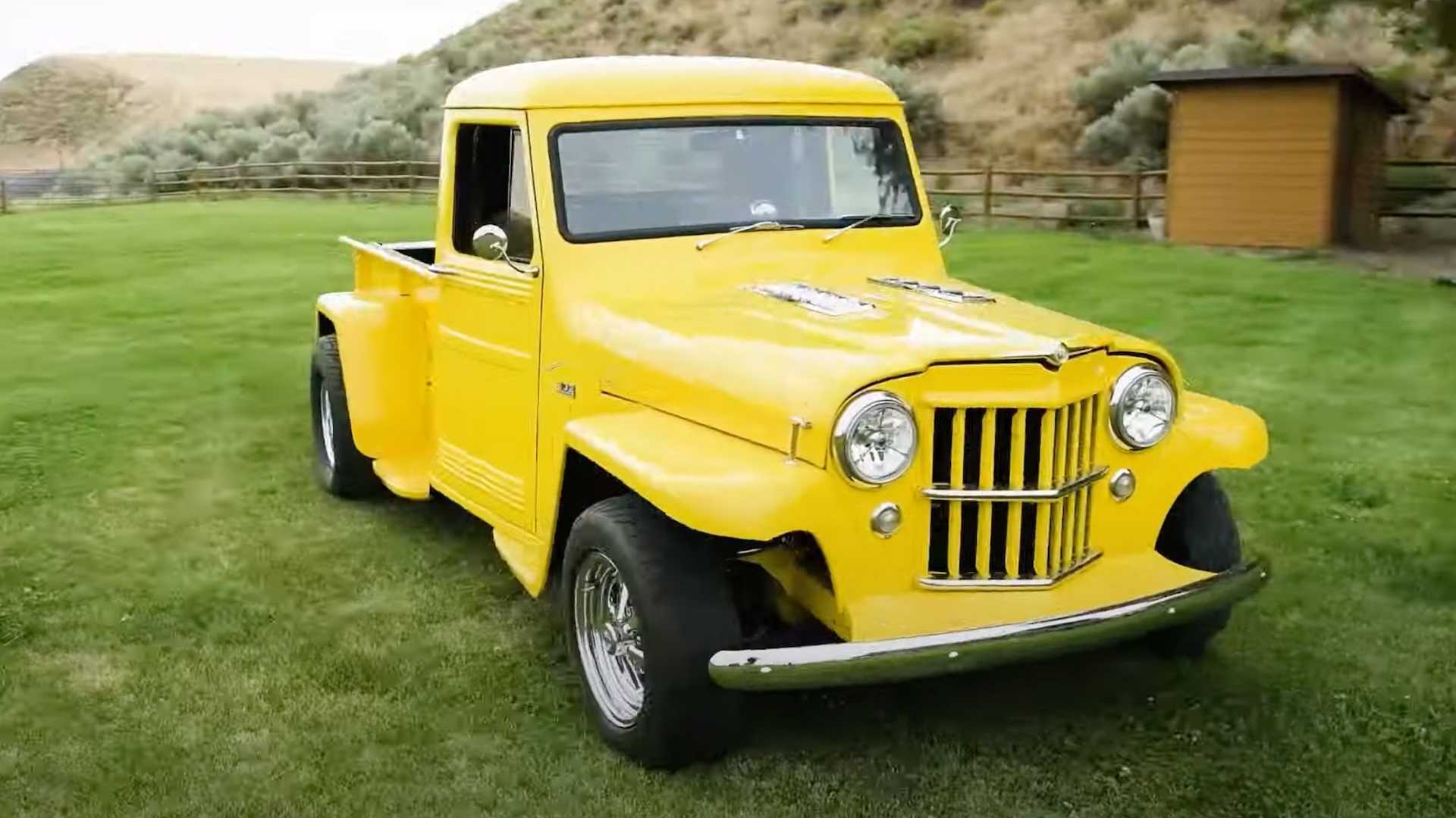 Le Camion Willys Jeep Avec Une Modification De Restauration De 150 000
