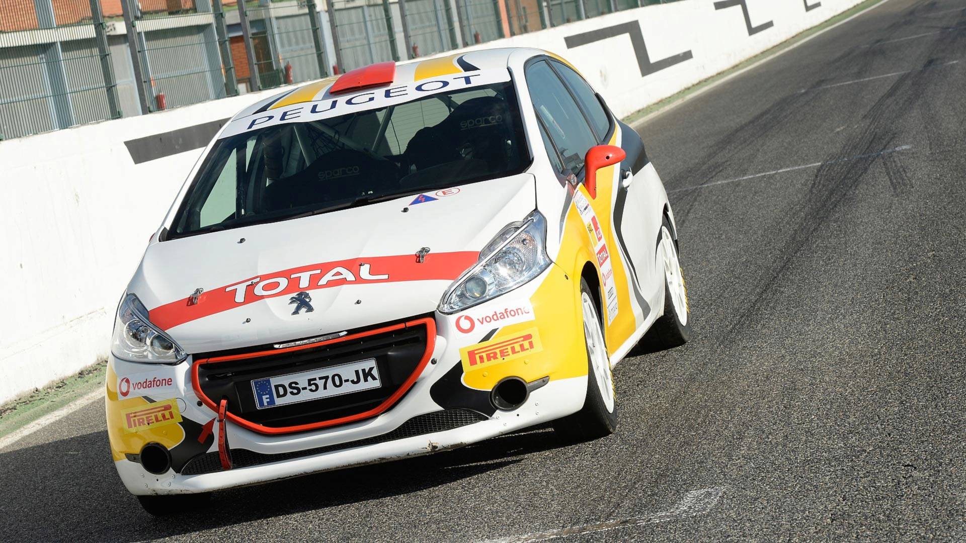 Probamos el Peugeot 208 R2 de rally, el heredero del Desafío Peugeot