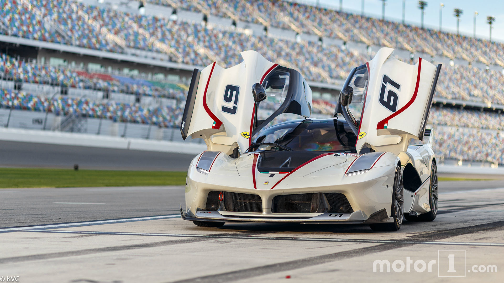 PHOTOS - En Ferrari à la ville comme sur la piste