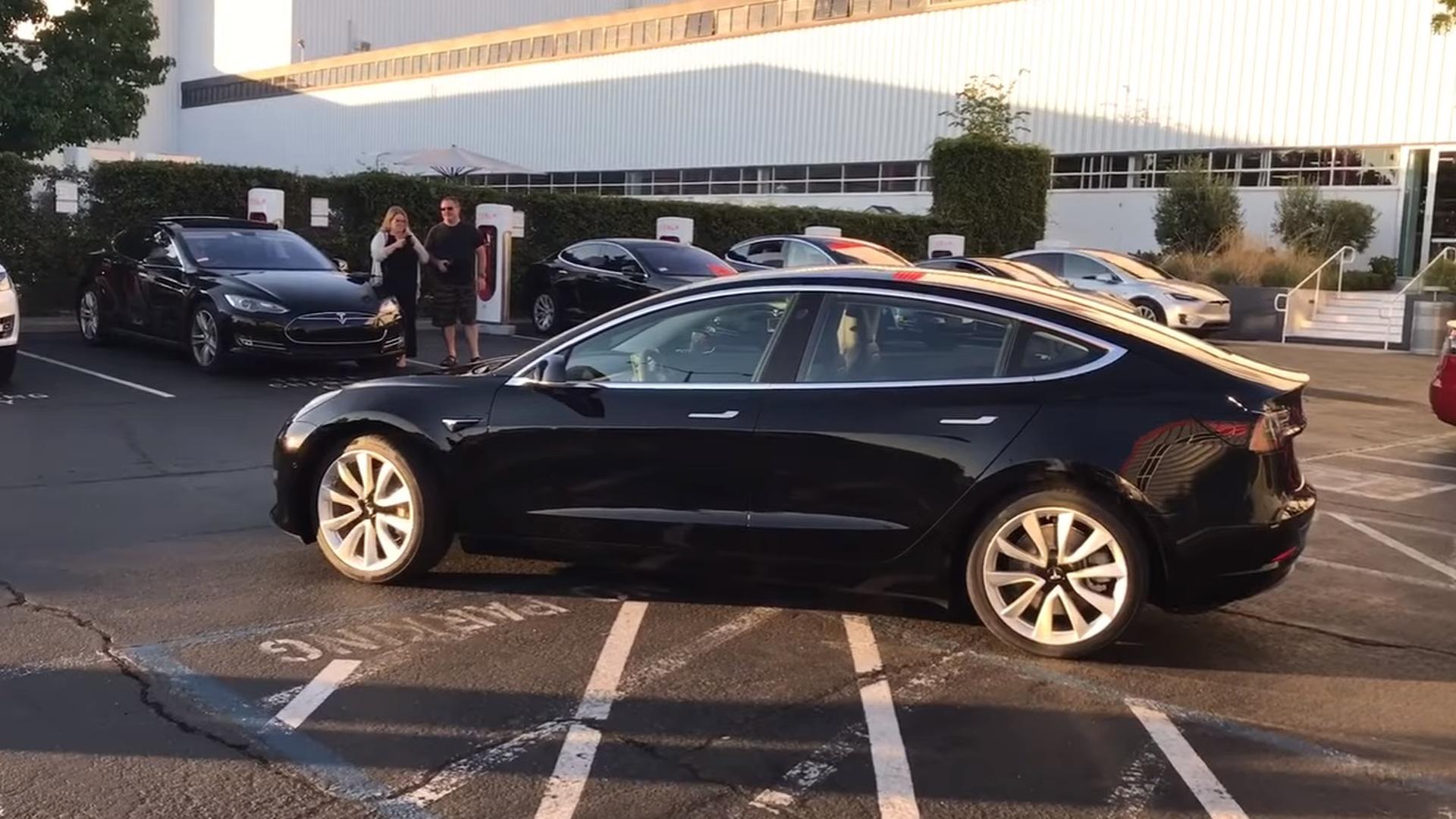 La première Tesla Model 3 de série en vidéo