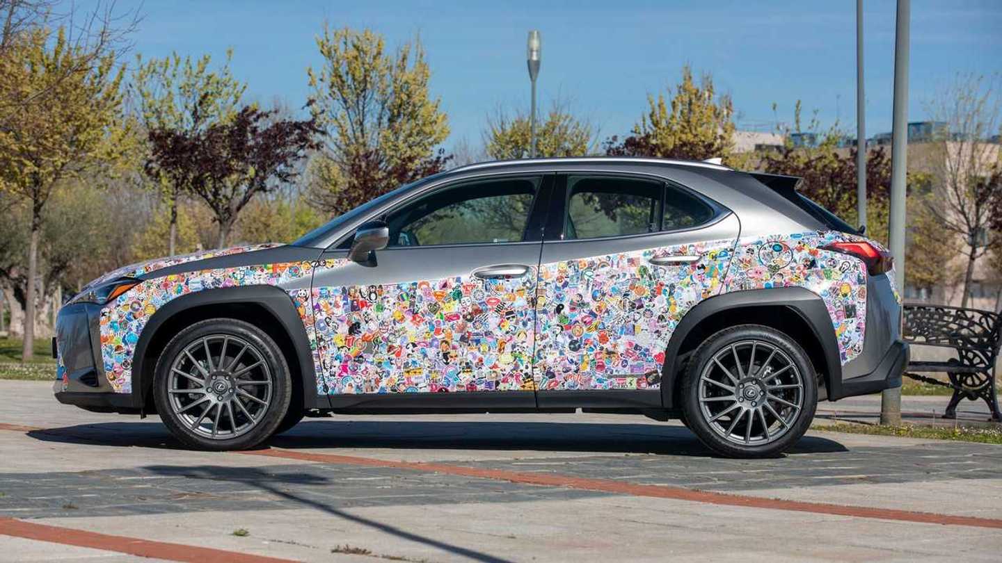 Lexus UX Sticker Bomb, l'art car ispirata alla città