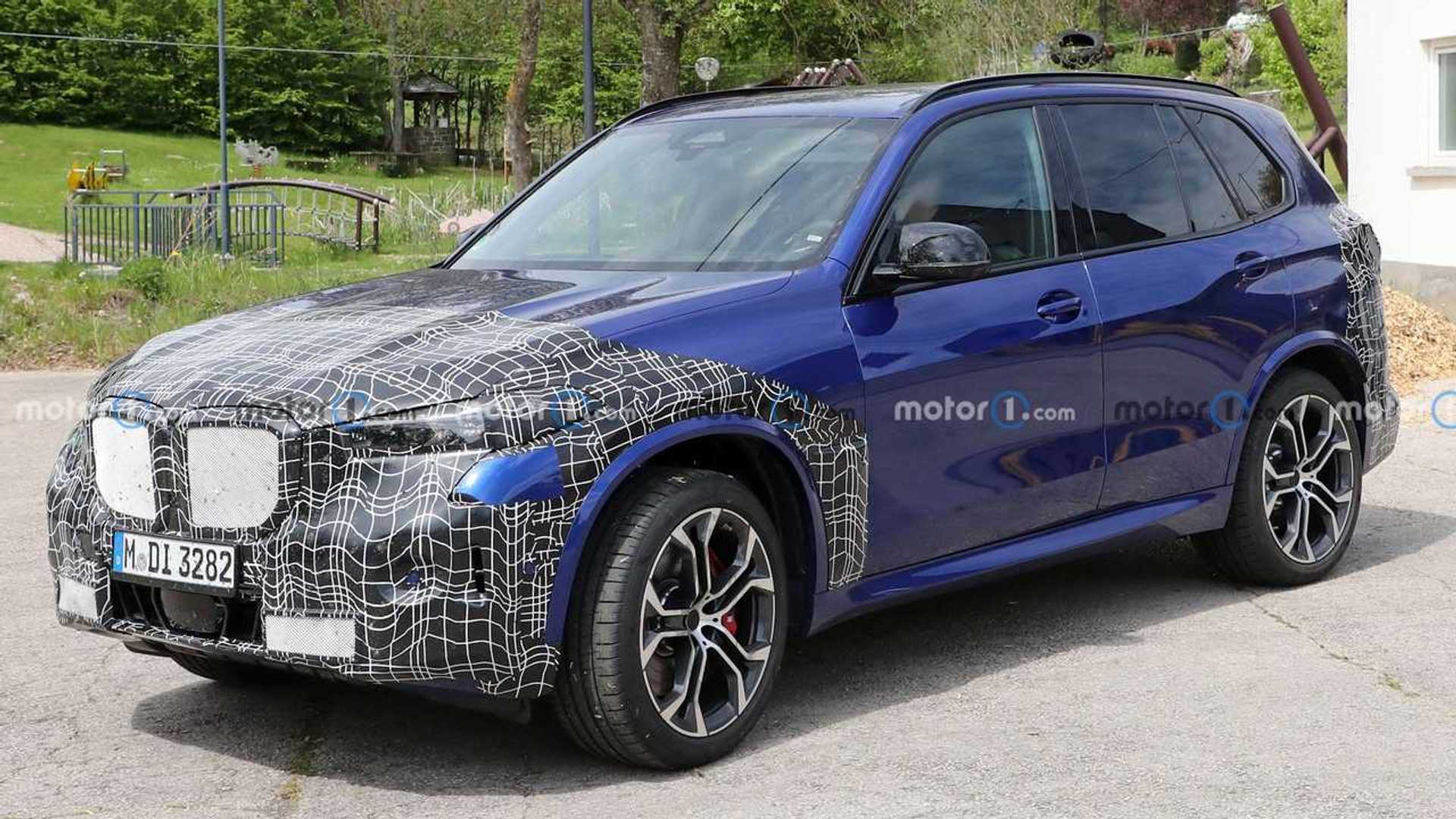 BMW X5 M60i, le foto spia del super SUV mild hybrid