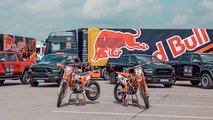 I pick-up Ram in pista al fianco del Red Bull KTM Factory Racing