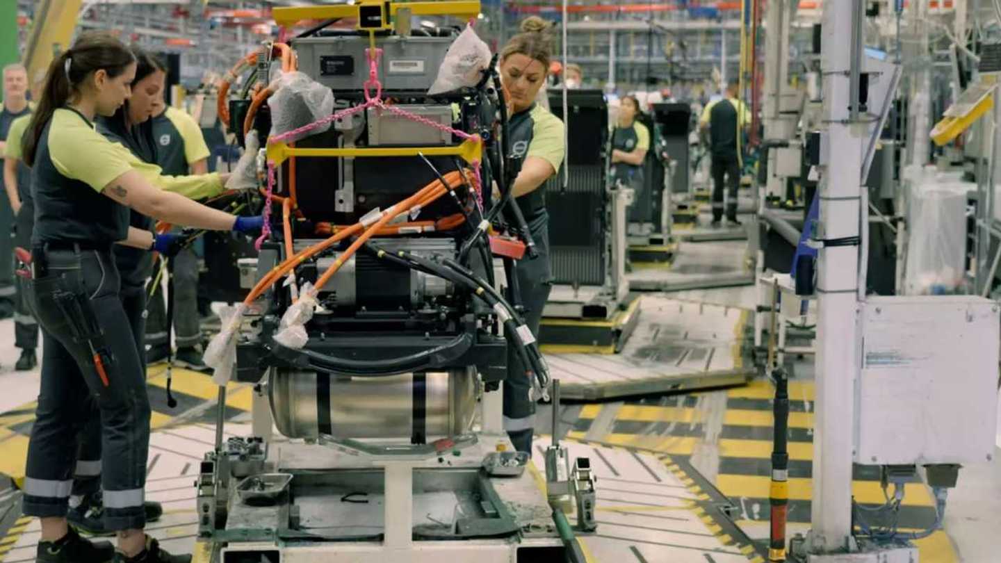 Volvo Trucks Starts Series Production Of Heavy Electric Trucks