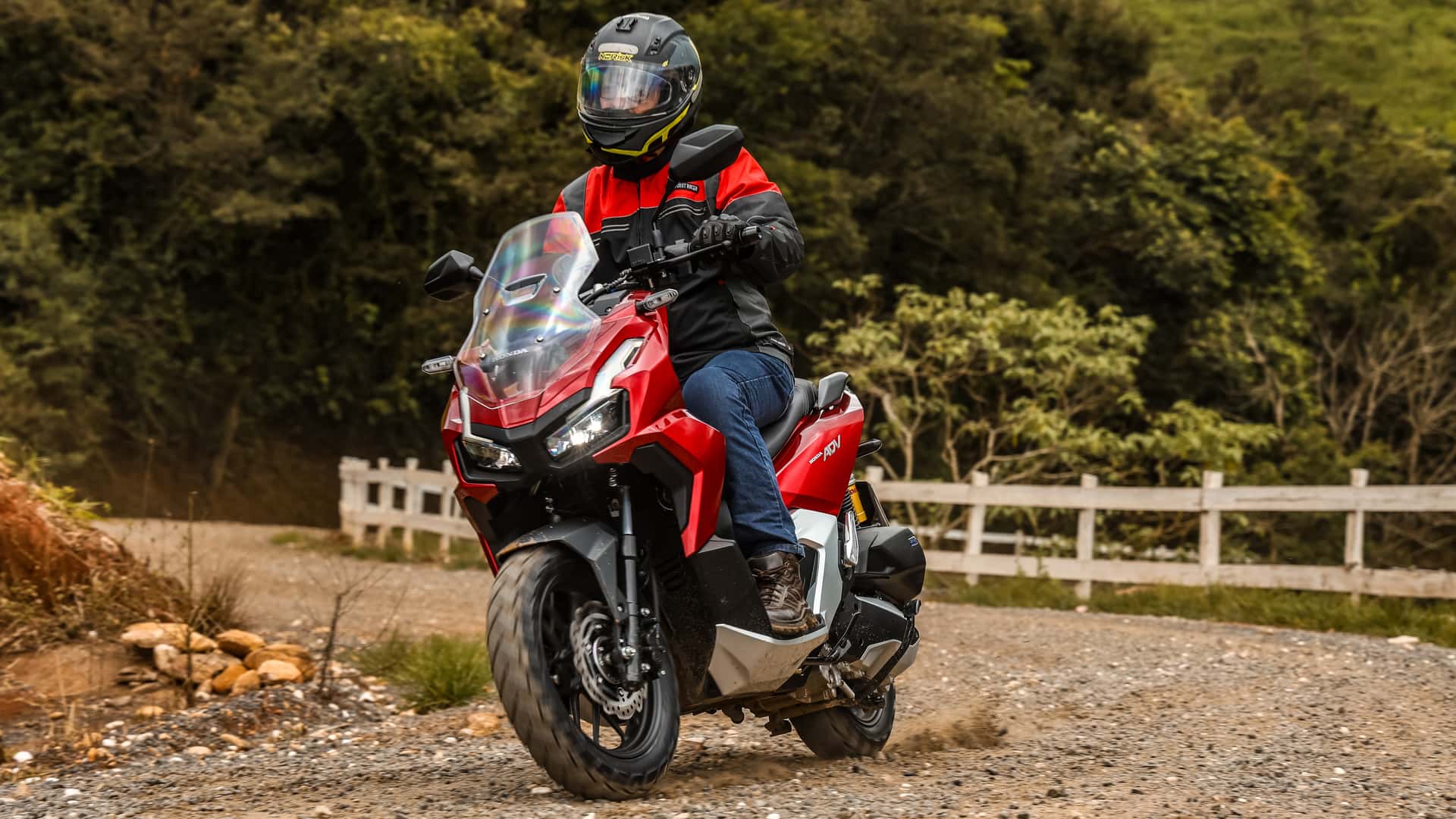 Honda ADV 160 2025: cara sim, ruim jamais