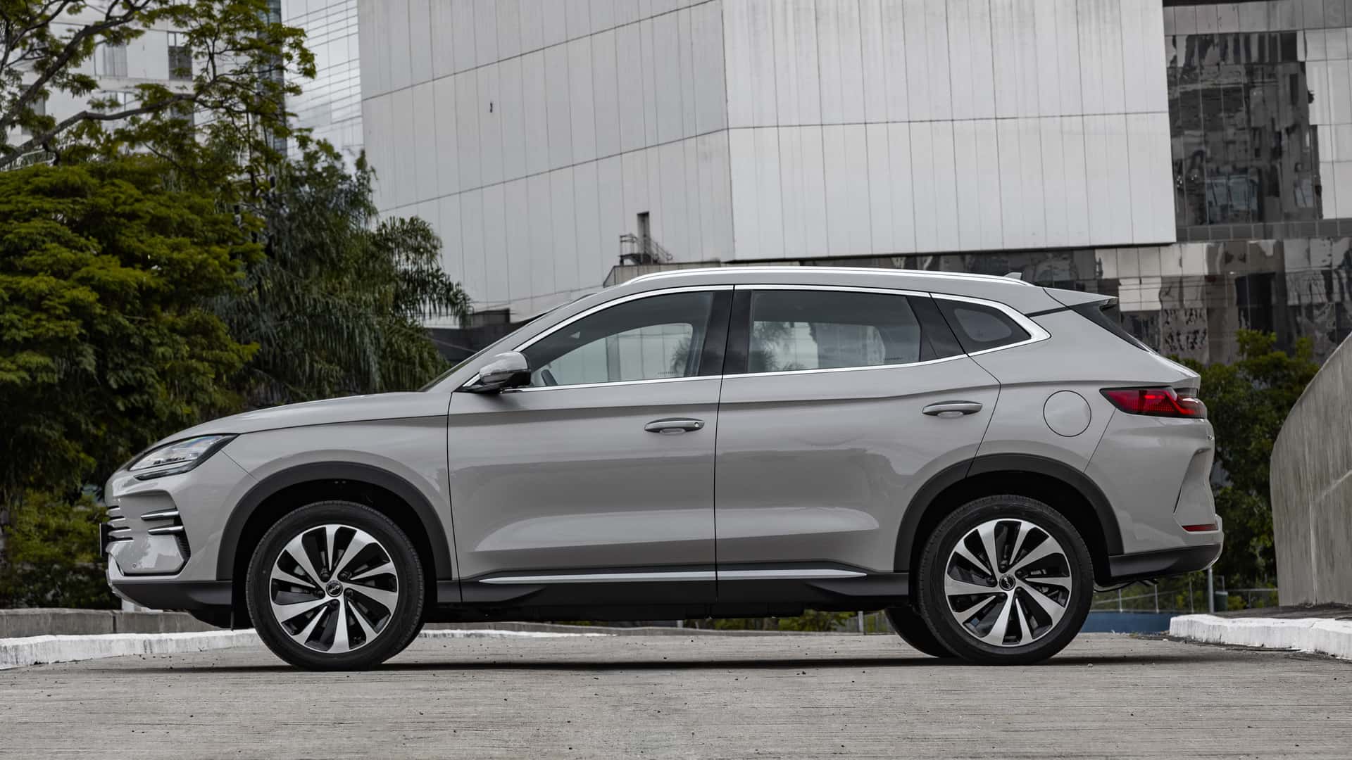 Com alterações visuais, BYD Song Plus Premium chega por R$ 299.800 ...