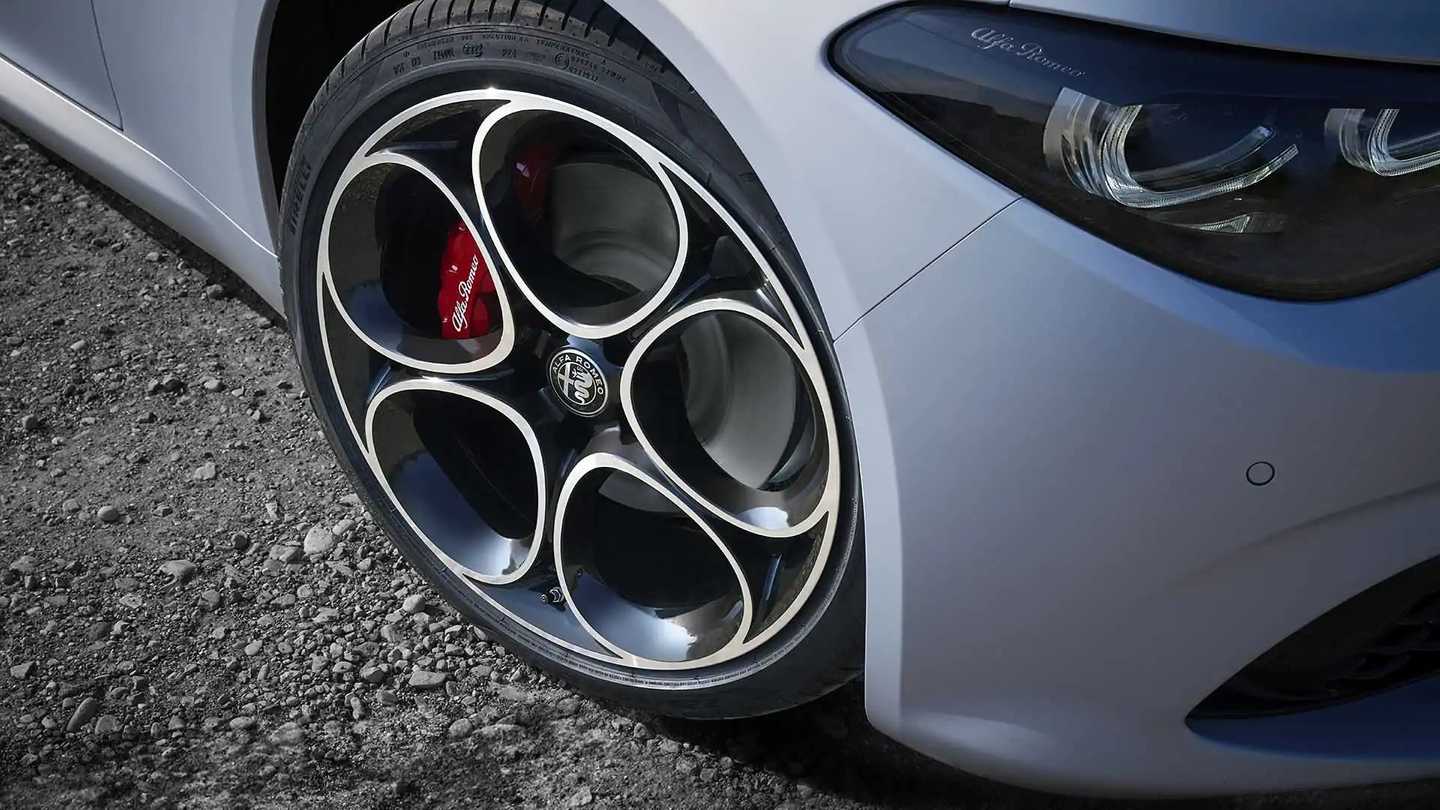 Alfa Romeo Giulia 2023: tecnología, motores, interior...