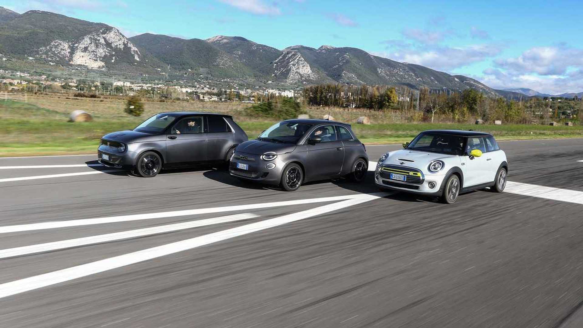 La piccola elettrica più veloce? La 500e sfida Honda e Mini Cooper SE