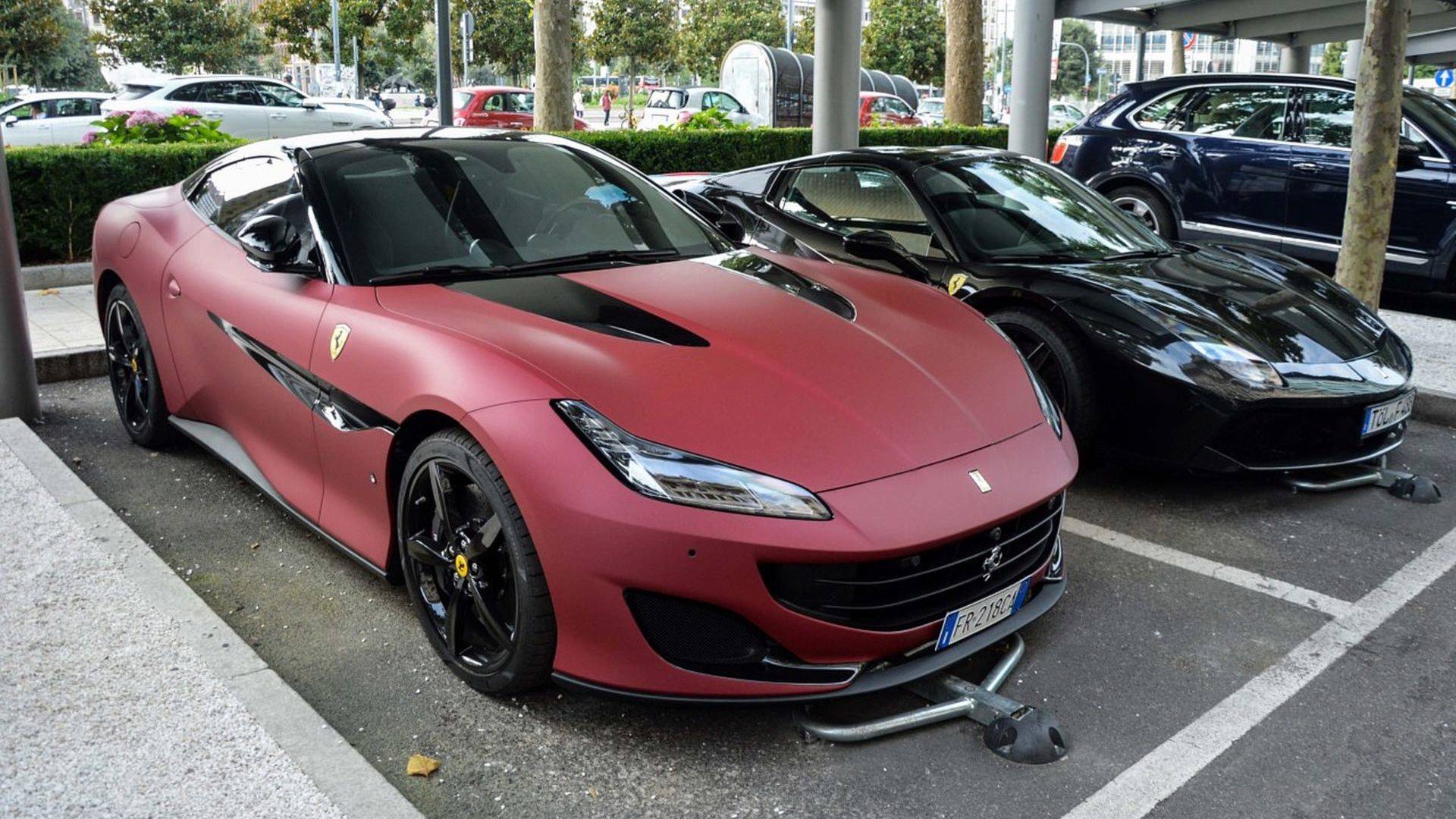 Matt vörös fényezéssel is jól mutat a Ferrari Portofino