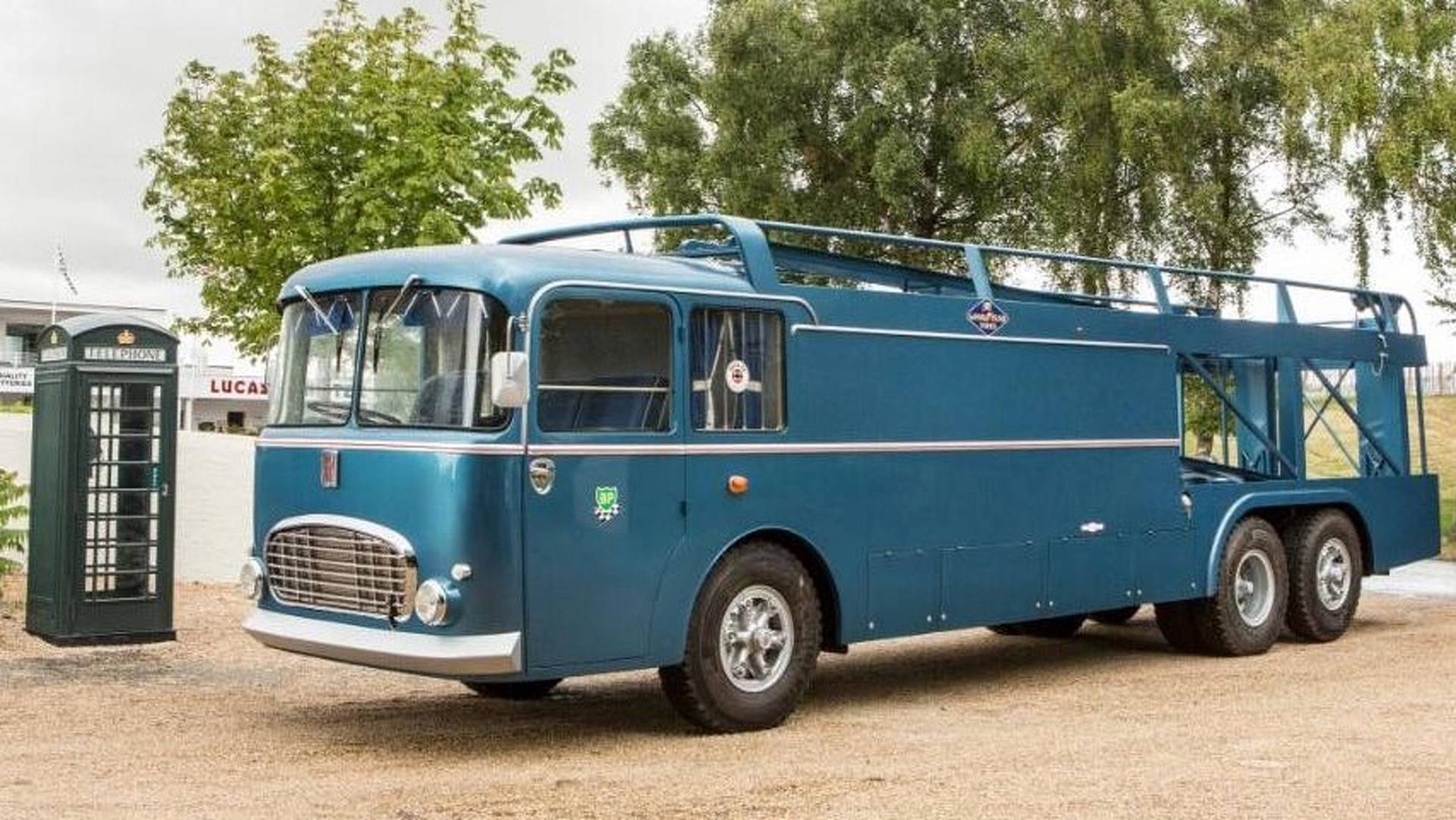 Este autobús clásico utilizado en la F1 y Le Mans está en venta