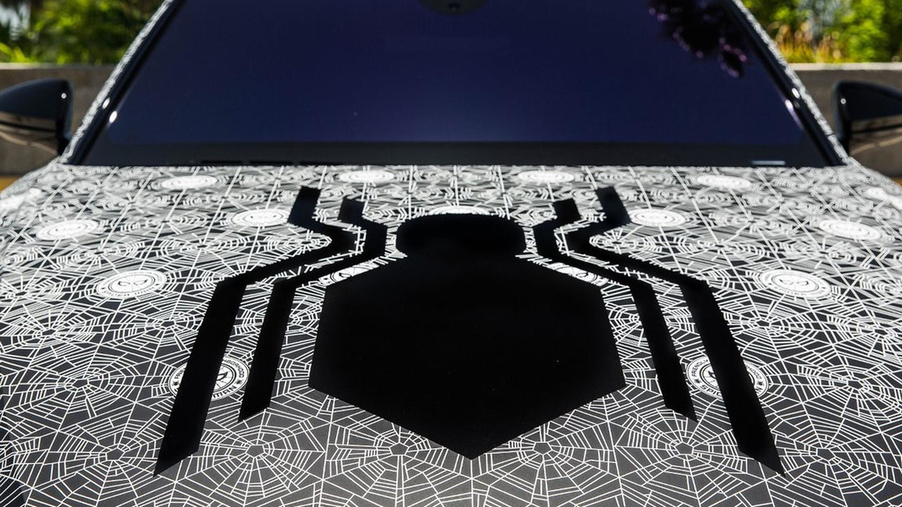 Spider-Man se deja ver sobre el Audi A8 2018