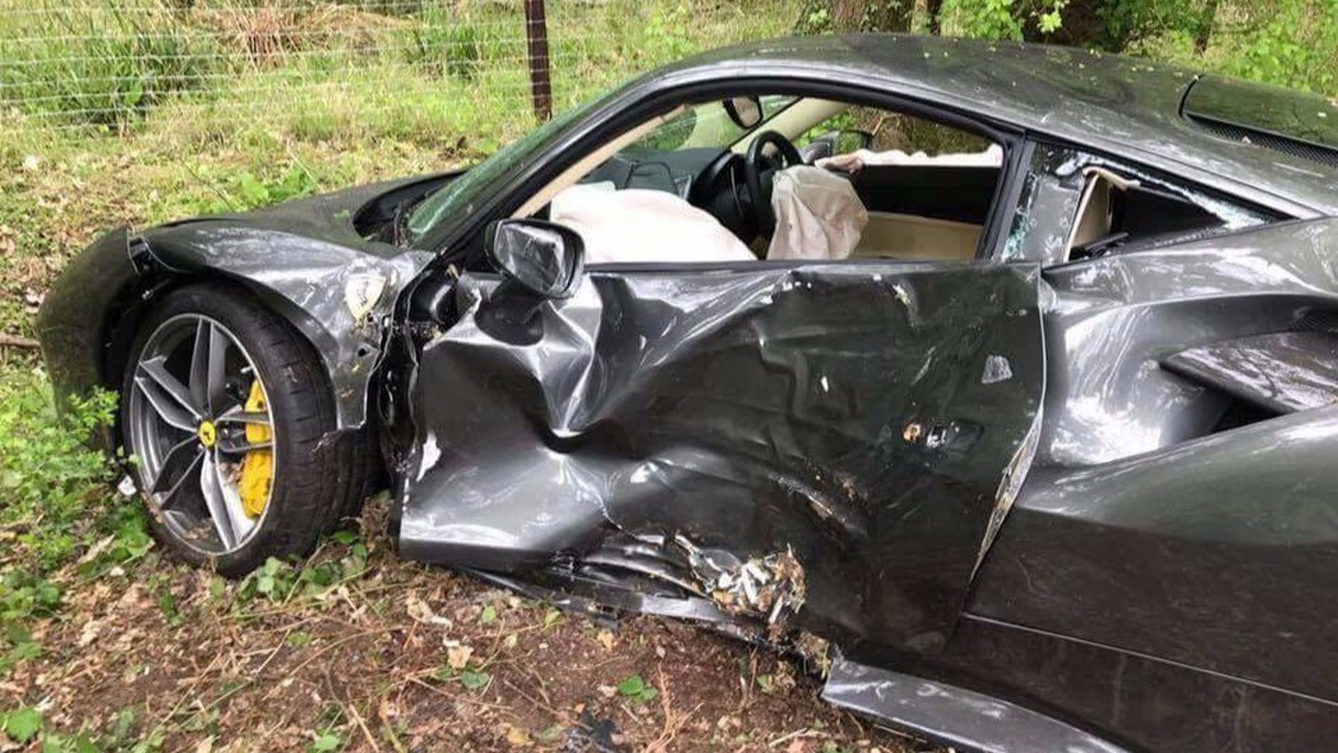 À peine livrée, cette Ferrari 488 GTB finit dans le fossé