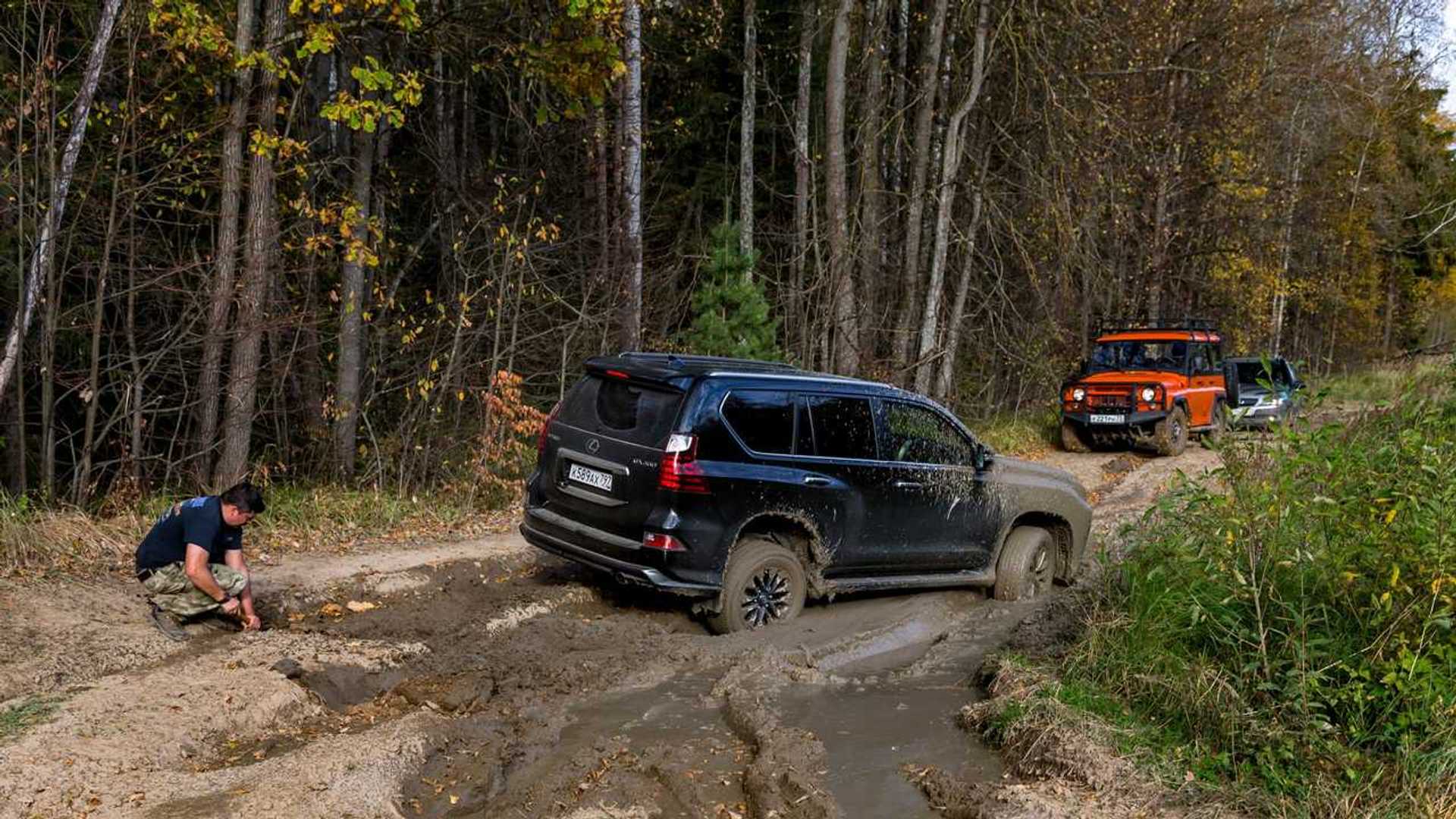 Lada Niva e UAZ Hunter, l'incredibile prova off road nella cava russa