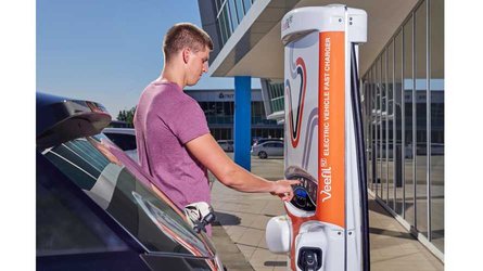 Tritium Becomes First To Offer Plug And Charge Feature On DC Fast Chargers