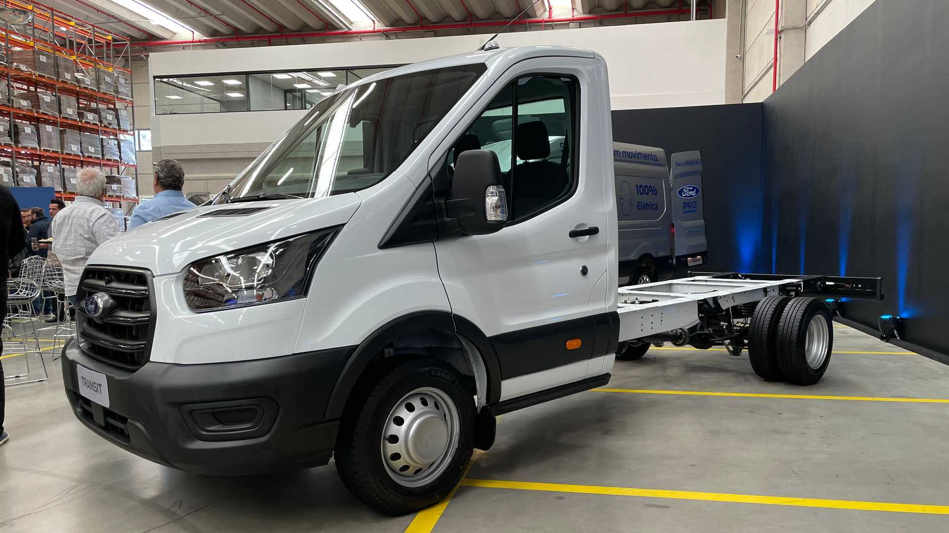 Ford apresenta e-Transit Elétrica, inédita automática e chassi no Brasil