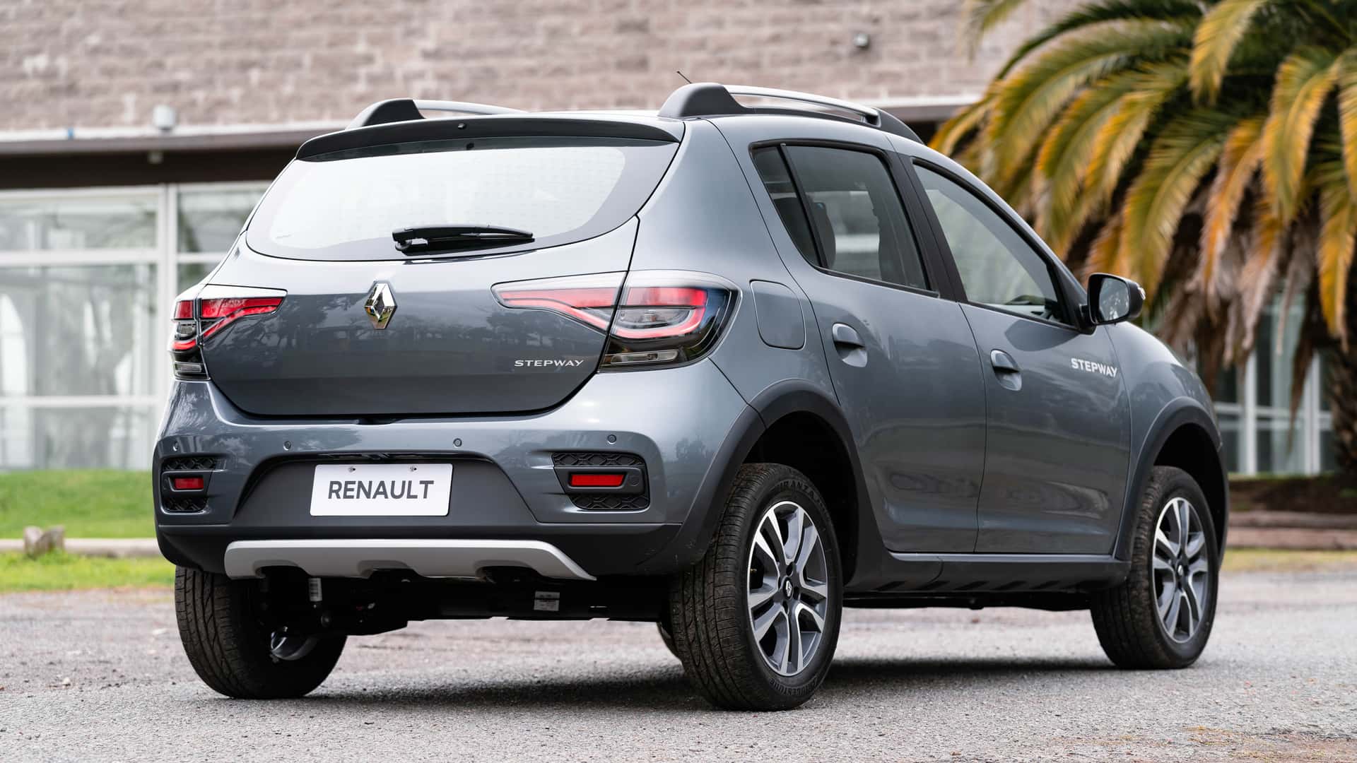 Fora de linha, Renault Stepway CVT é vendido com desconto de R$ 11.200