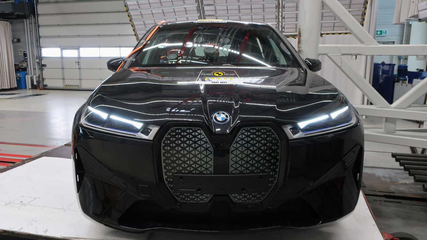 BMW iX, que virá ao Brasil, conquista nota máxima em segurança