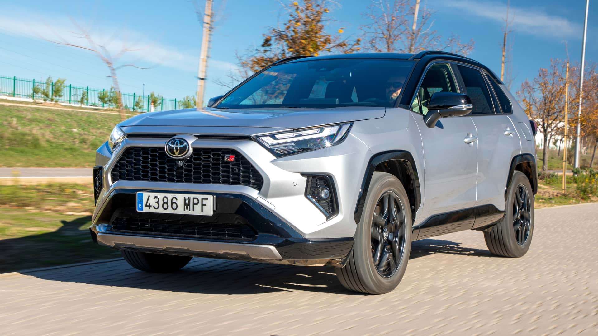 Toyota RAV4 GR SPORT 2025, conducimos el SUV híbrido de aspecto deportivo