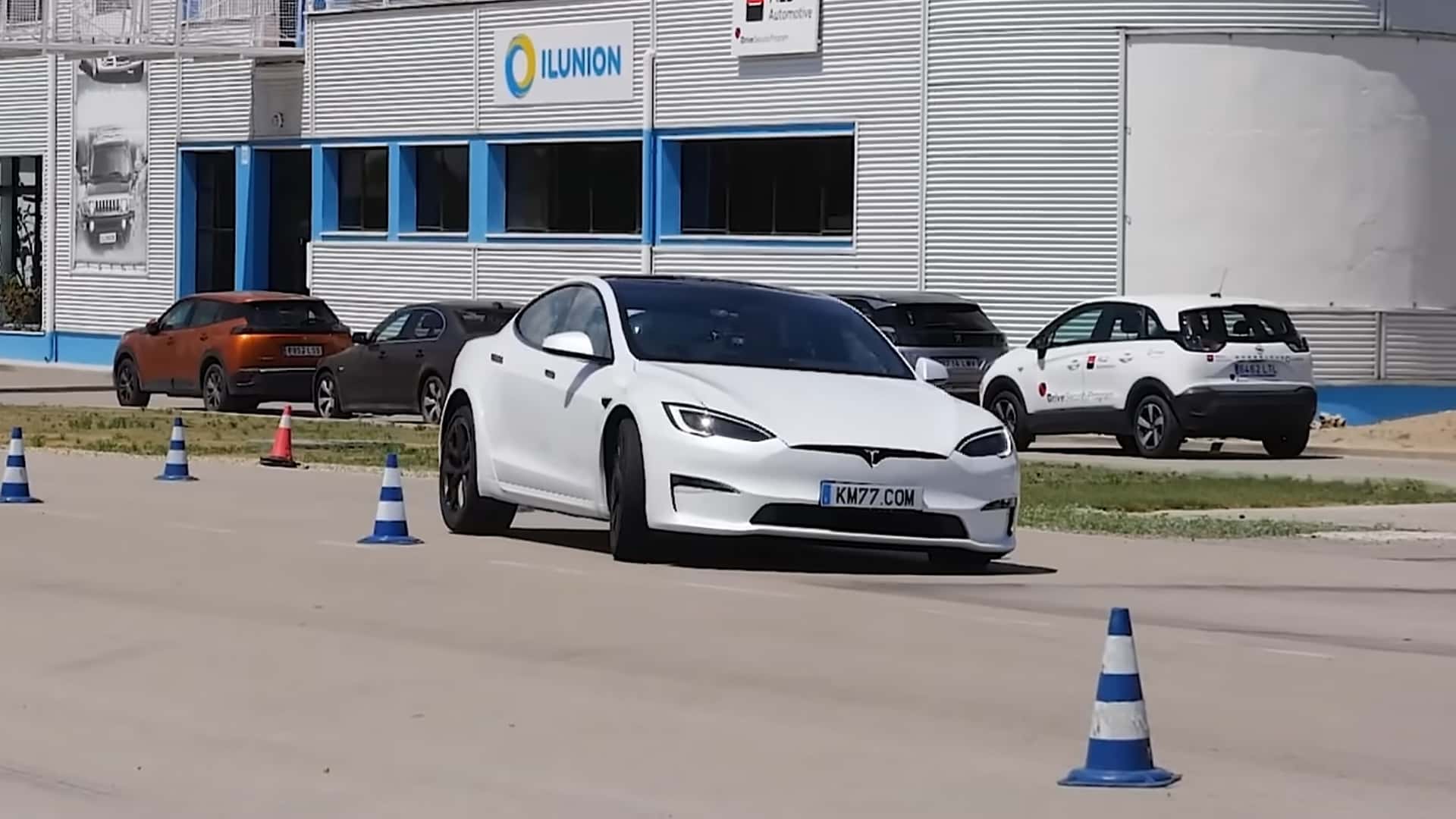 Tesla Model S Plaid Amazes In Moose Test: Outperforms Porsche Taycan