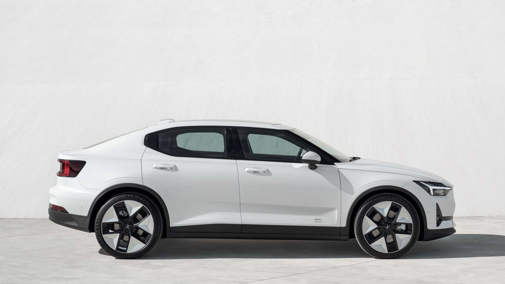 El Polestar 2 eléctrico recibe mejoras y algo más de autonomía