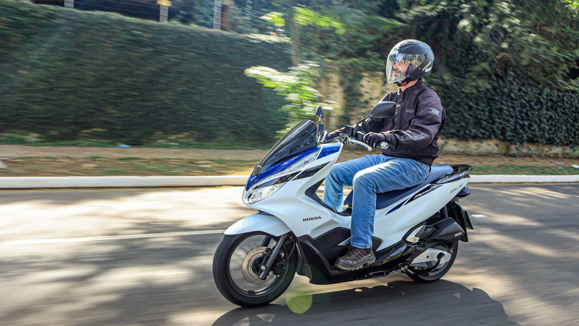 Avaliação Honda PCX 2022: por que é a scooter mais vendida do Brasil?